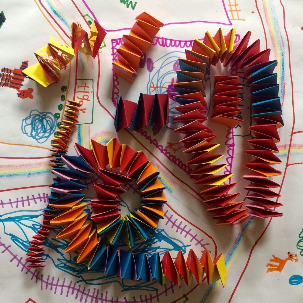 Accordion Paper Chains | Colourful Minds