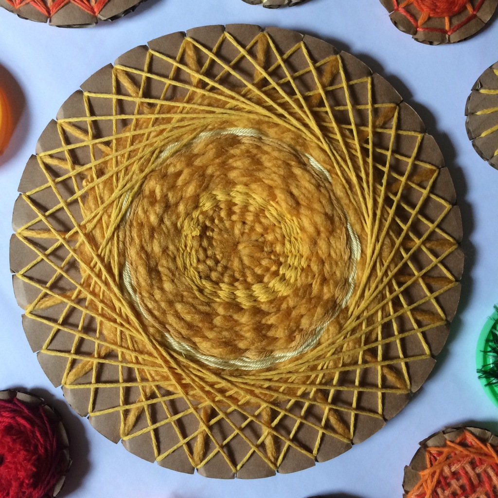 1001 Woven Wheels (Paper Village Project) | Colourful Minds