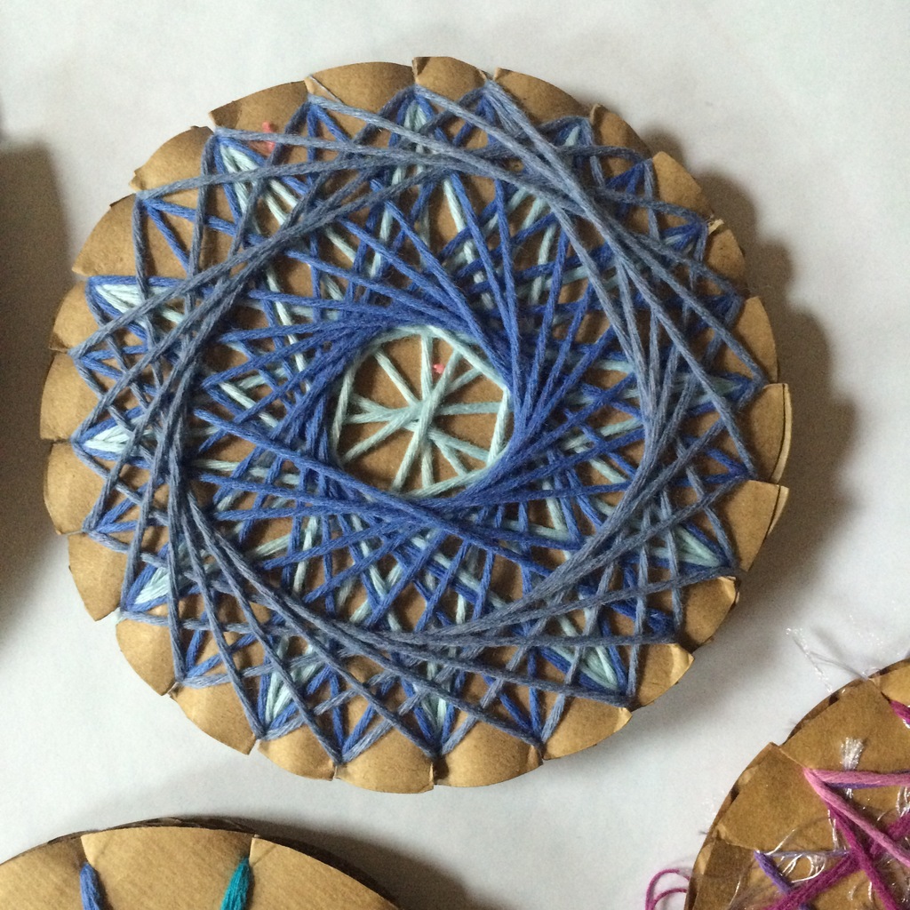 1001 Woven Wheels (Paper Village Project) | Colourful Minds